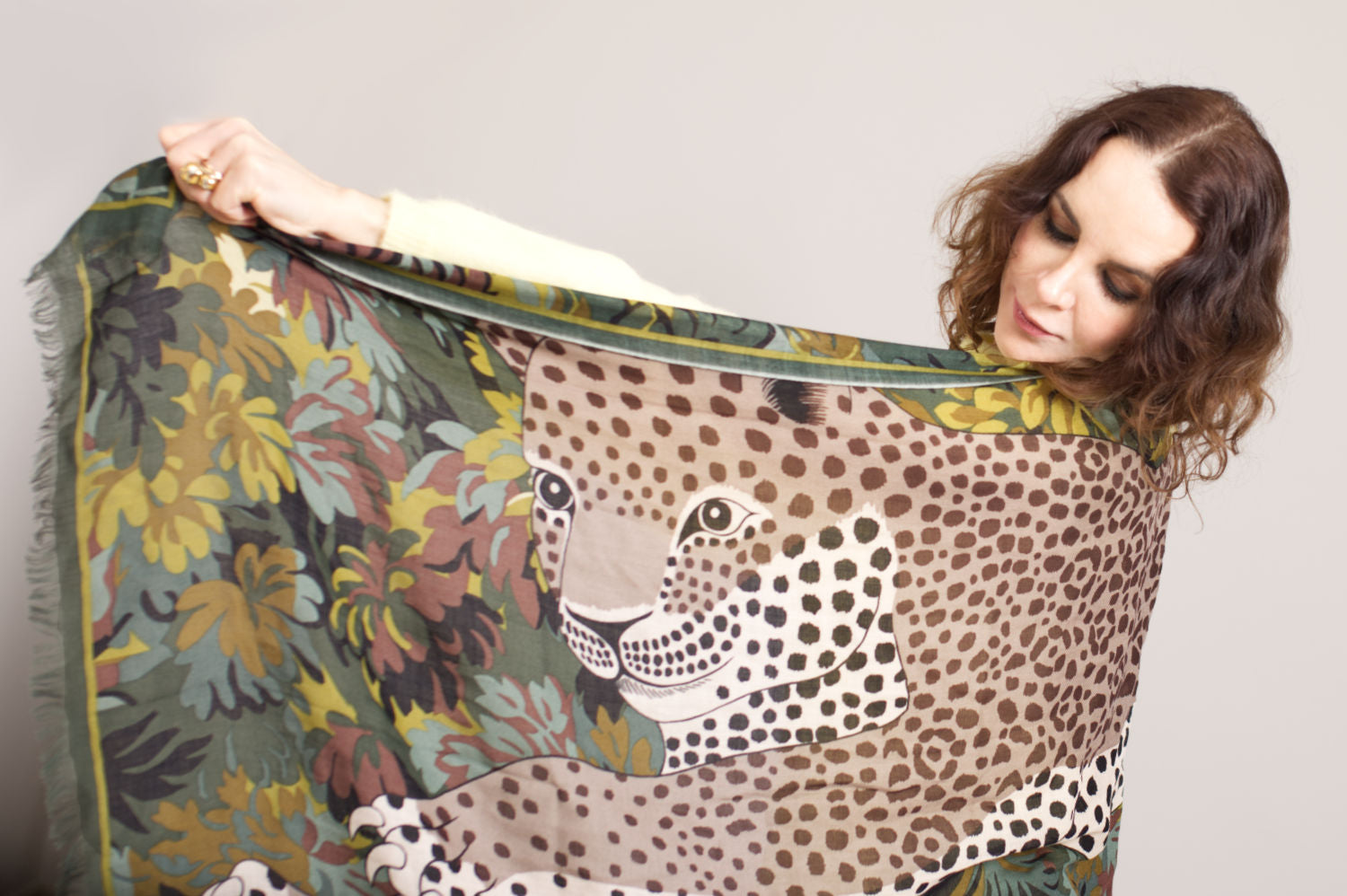 Löwenstark und stilvoll: Das Leo-Tuch von Inoui Edition